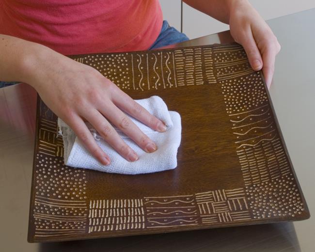 Houten schaal met rand met filigraan patroon. - rotopino.nl