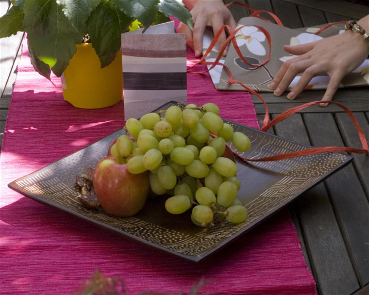 Houten schaal met rand met filigraan patroon. - rotopino.nl